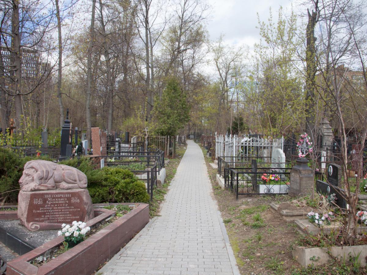 Chaos at Russian Cemetery: Police Attacked Over Stolen Easter Food